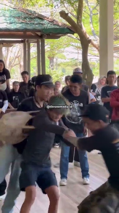 Berputar berputar #crowd #mosh #moshing #moshpit #twostep #gigs #crowdsurfing #pogo #chaos #punk ...