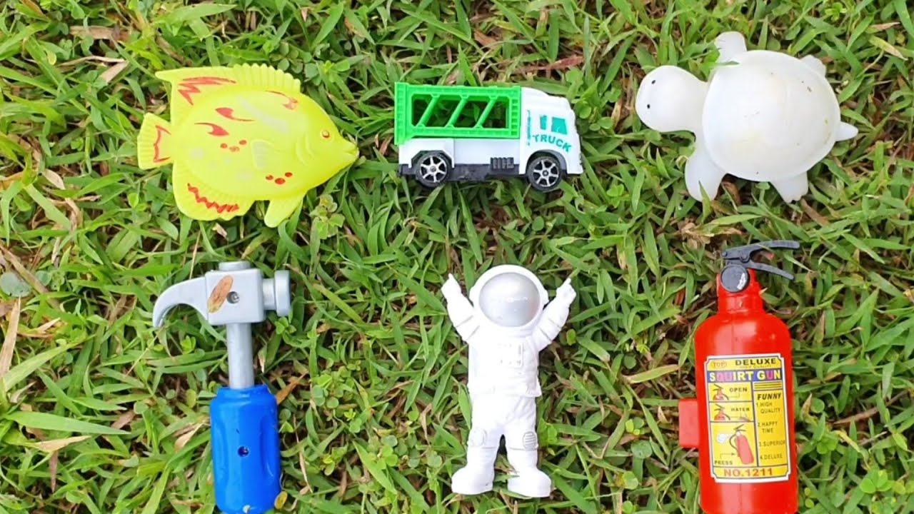 Mencari mainan ikan, mobil towing, kura-kura, palu, astronot, apar ...