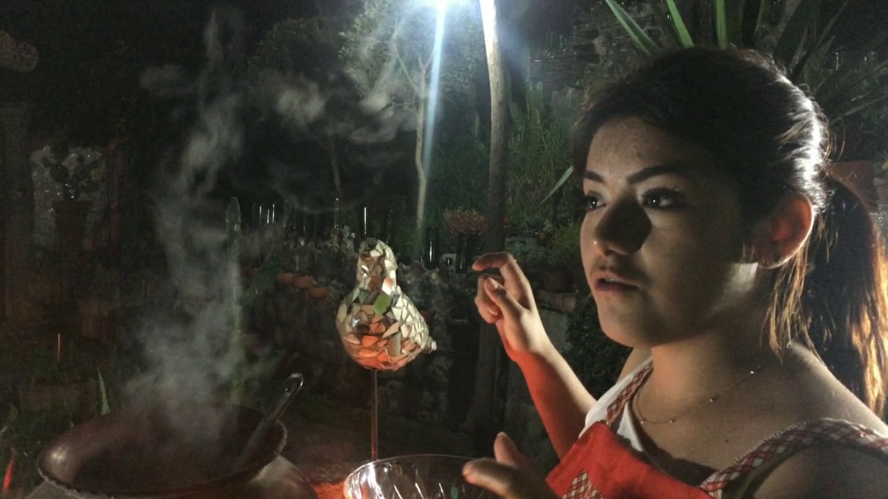 Preparación del plato típico "Gallina Cuyada" - YouTube