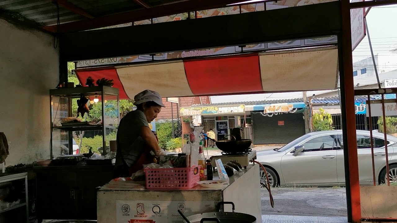 Thai roadside duck noodle stall - YouTube