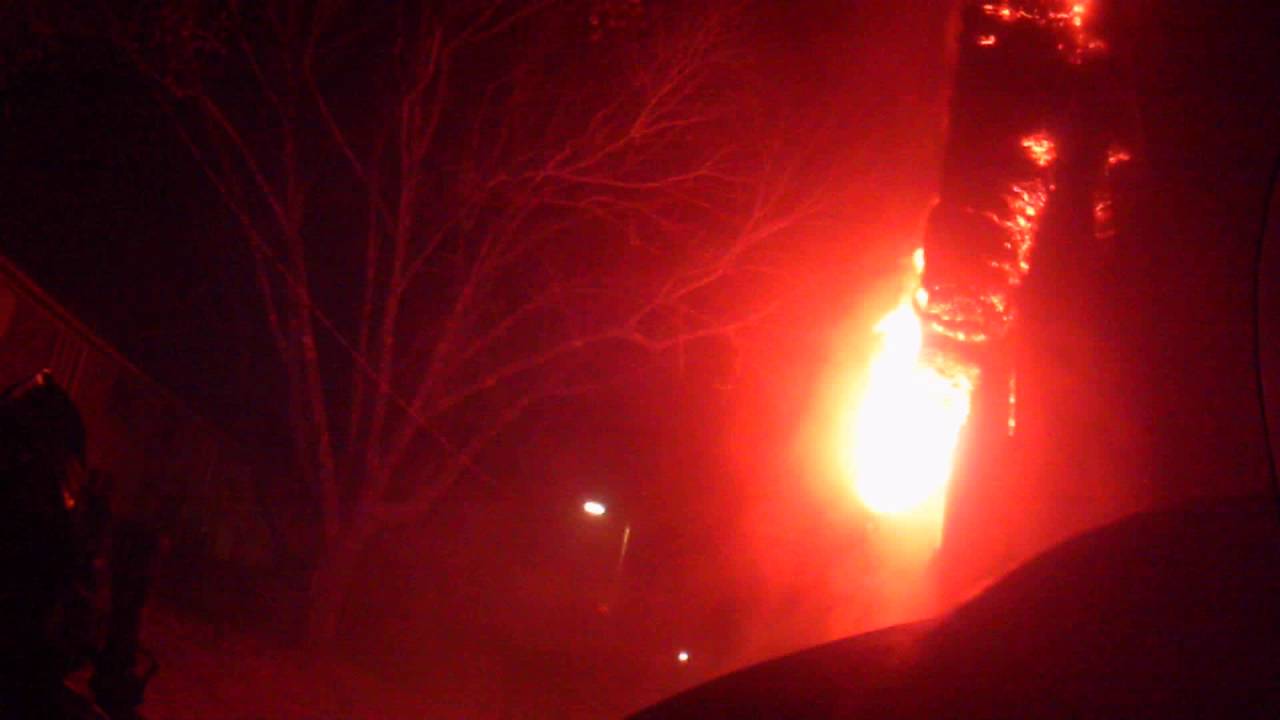 2 story Apartment fire in SW Atlanta - YouTube