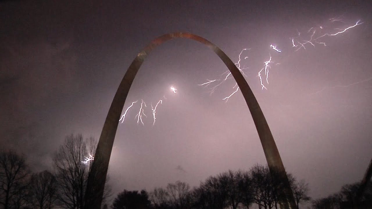 Lightning at the Gateway Arch, April 8, 2015 - YouTube