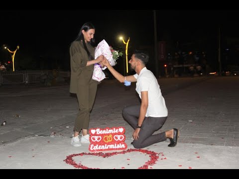 Erzincan'da genç adamdan kız arkadaşına meydanda sürpriz evlilik teklifi