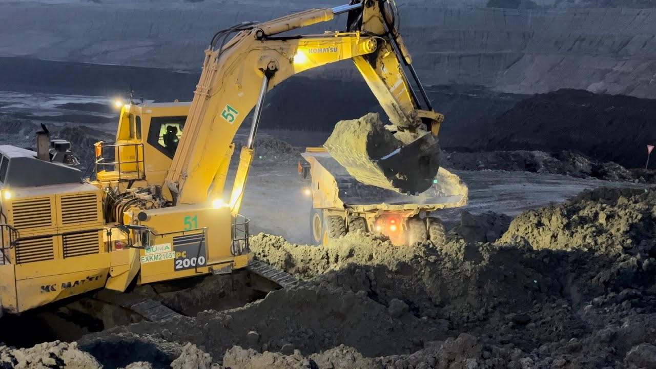 Big Digger Excavator Komatsu PC2000 Loading OB - YouTube
