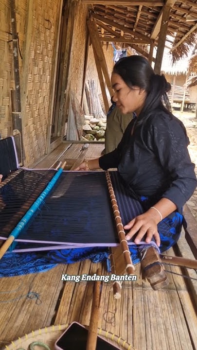 Teh dewi baduy menenun #shorts - YouTube