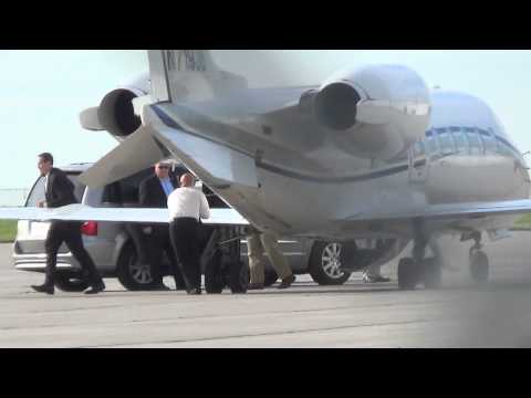 Hillary Clinton Uses Private Jet Leaving Campaign Events In Iowa - YouTube
