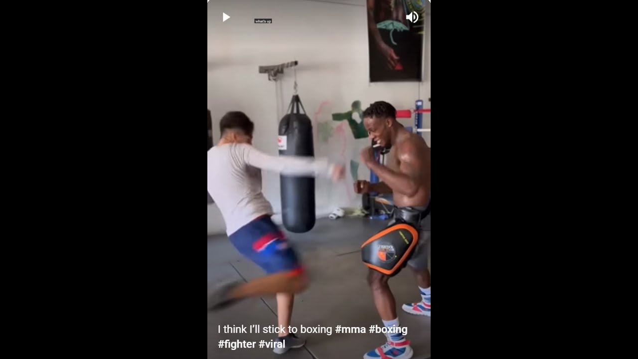 Boxer takes leg kick from MMA fighter - YouTube