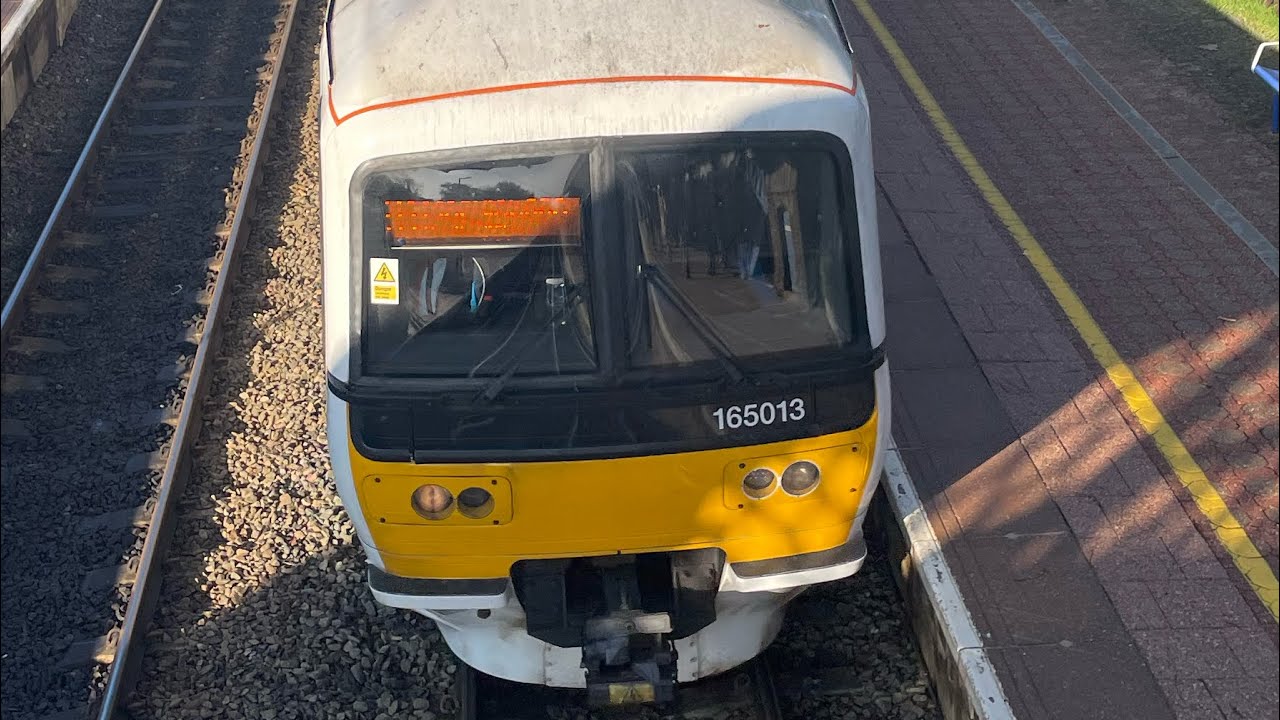 Class 165 165013 Entering Gerrards Cross | Chiltern Railways | 21.01. ...