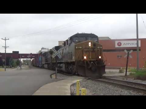CSX 403 leads CN A447 Appleton, WI - YouTube