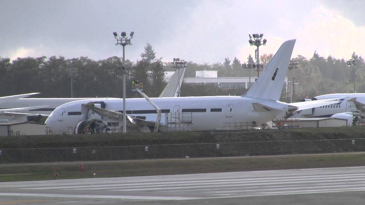 JAL 787 on the Boeing Everett Flightline - YouTube