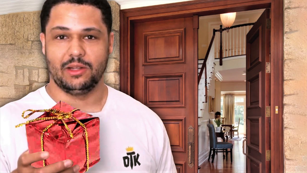 Showing Up At Streamer's Houses Again & Giving Them THIS.. - YouTube