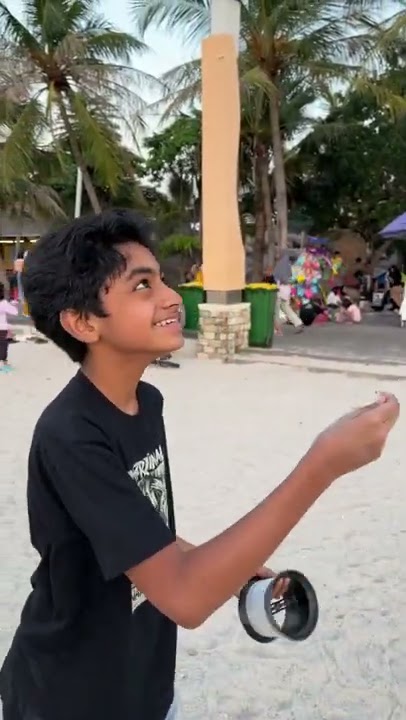 MAIN LAYANGAN DI PANTAI - YouTube