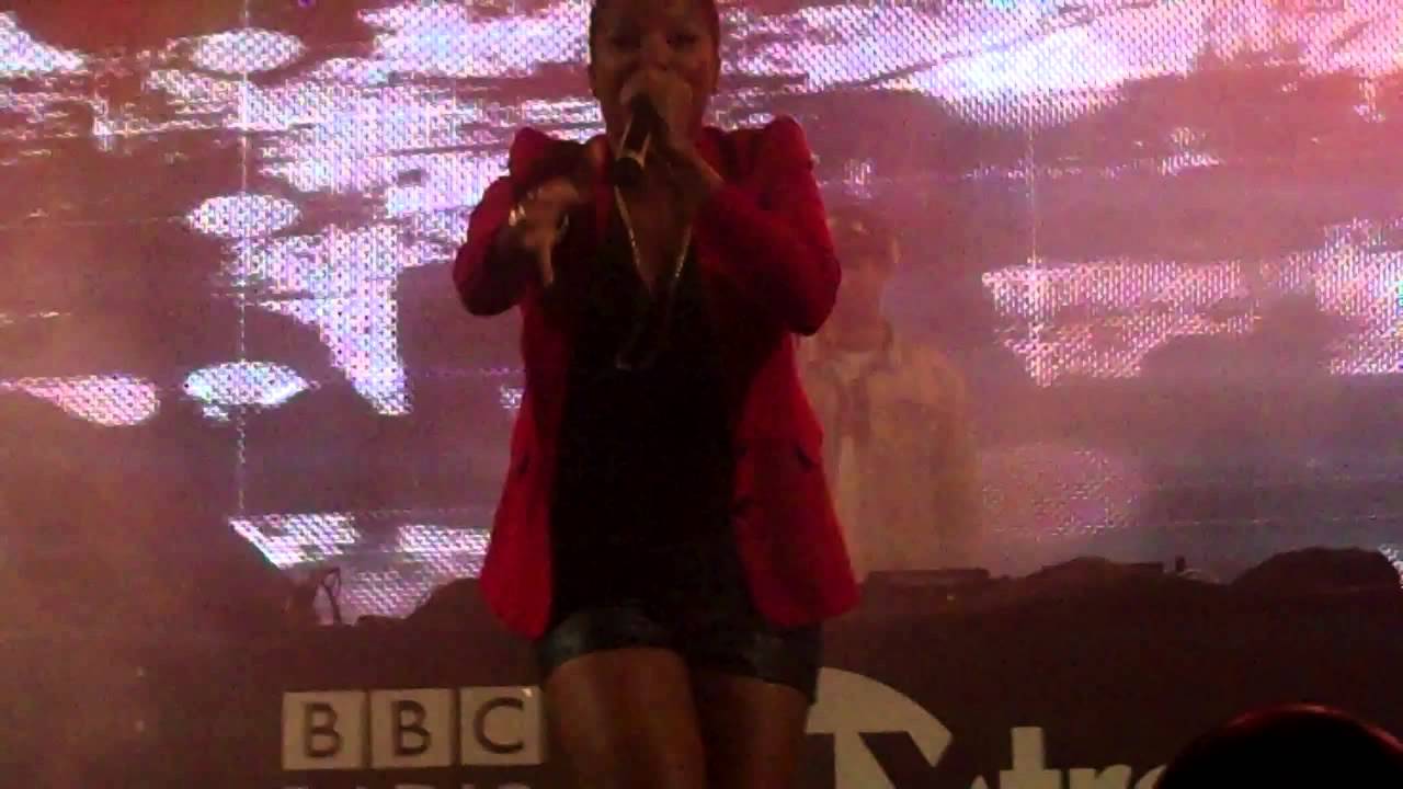 Miss Dynamite - Boo @ Reading Fest 2013 - YouTube