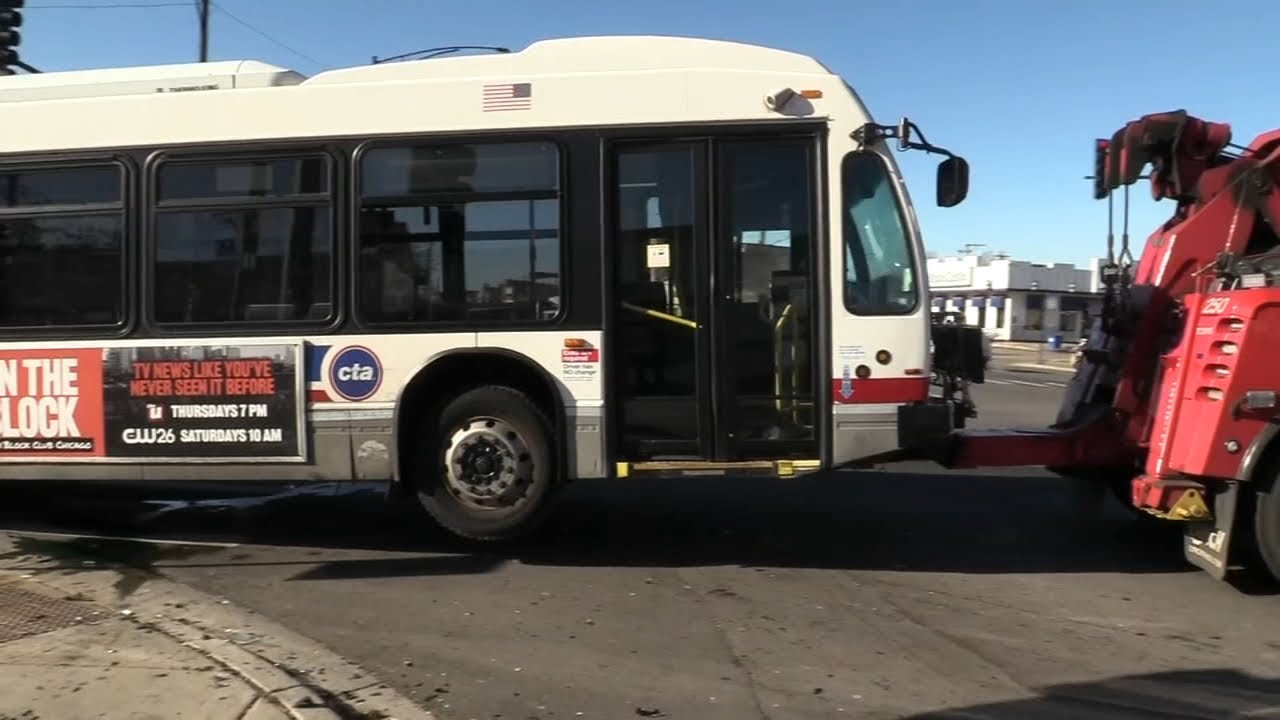 Chicago crash injures police officer, CTA bus driver, man - YouTube