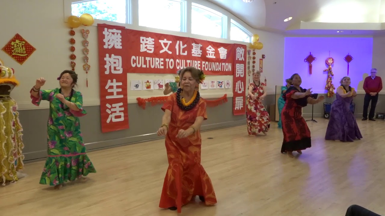 Hula dancers danced Tiny Bubbles - YouTube