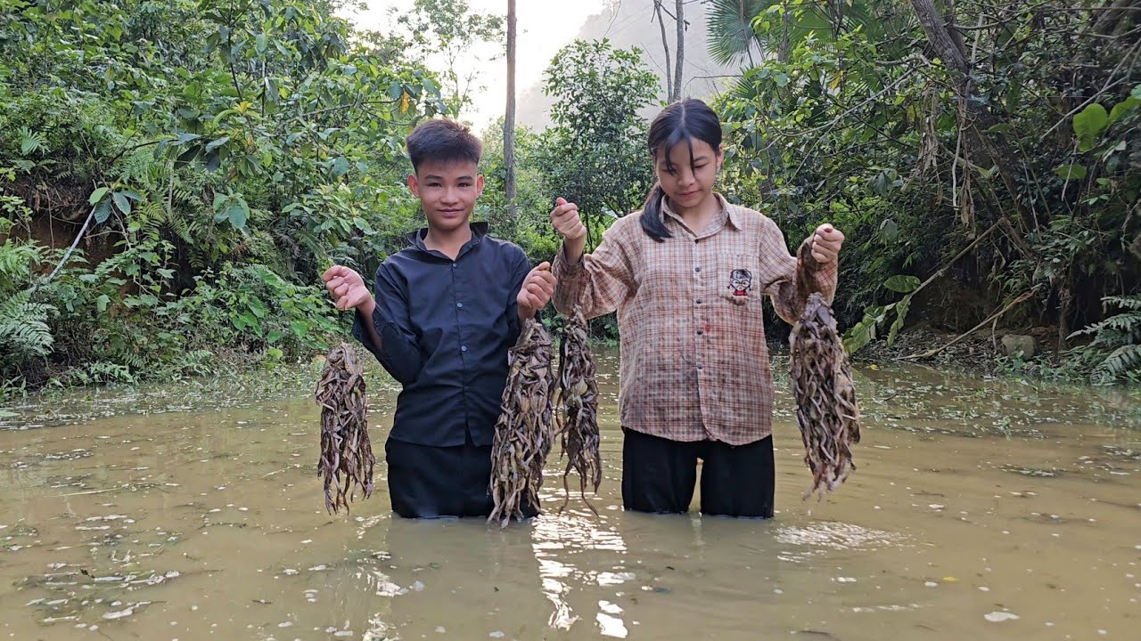After the rain, the homeless boy and the poor girl caught frogs from ...