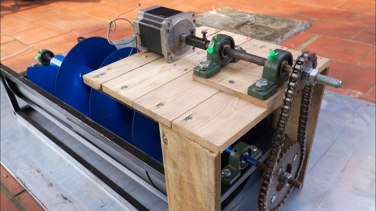 How to make a super strong Archimedes hydroelectric turbine - YouTube