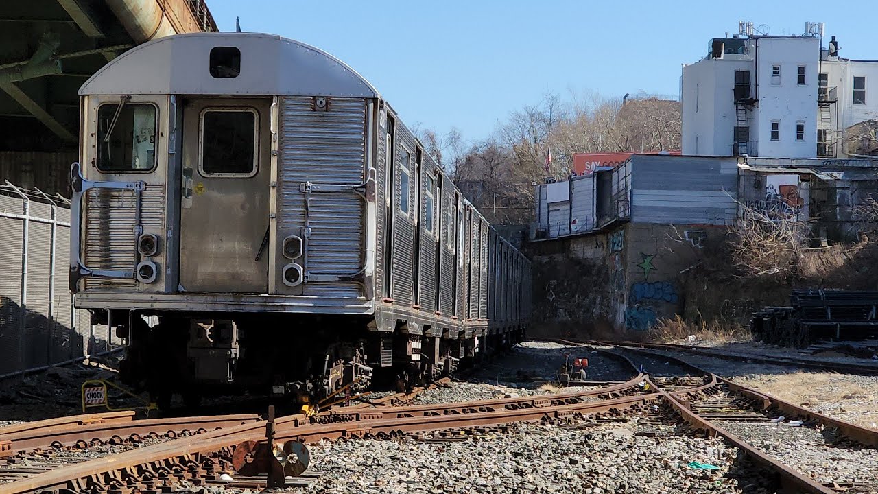 R32 Scrap train at the South Brooklyn Railyard - February, 2022 - YouTube
