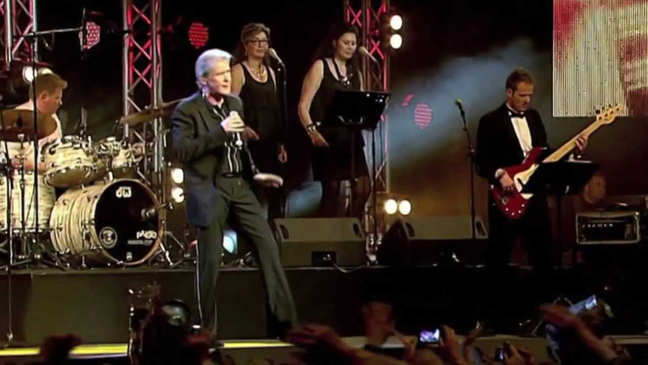 Sweethearts Band feat. Johnny Logan - Hold Me Now [LIVE] - YouTube