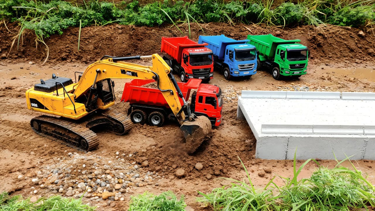 Mini RC Construction Site | Huina & Doosan Excavators Build a Pipeline ...