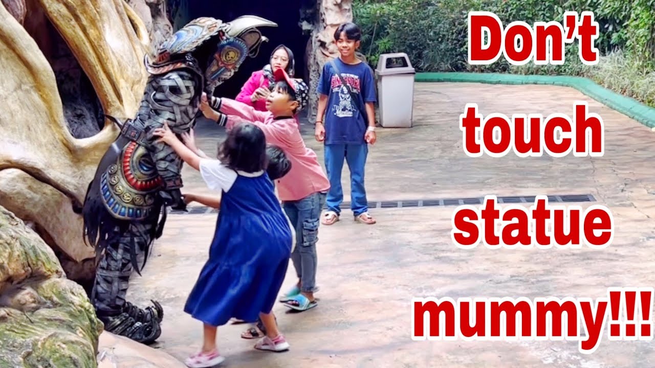 Mummy prank , scaring people in (jatim park 3 #funny - YouTube