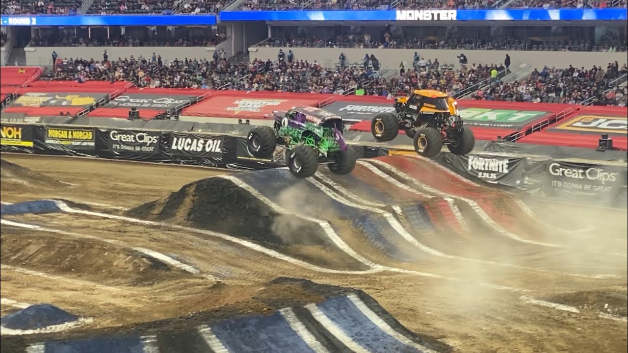 Monster Jam World Finals XXIII JCB Racing - YouTube