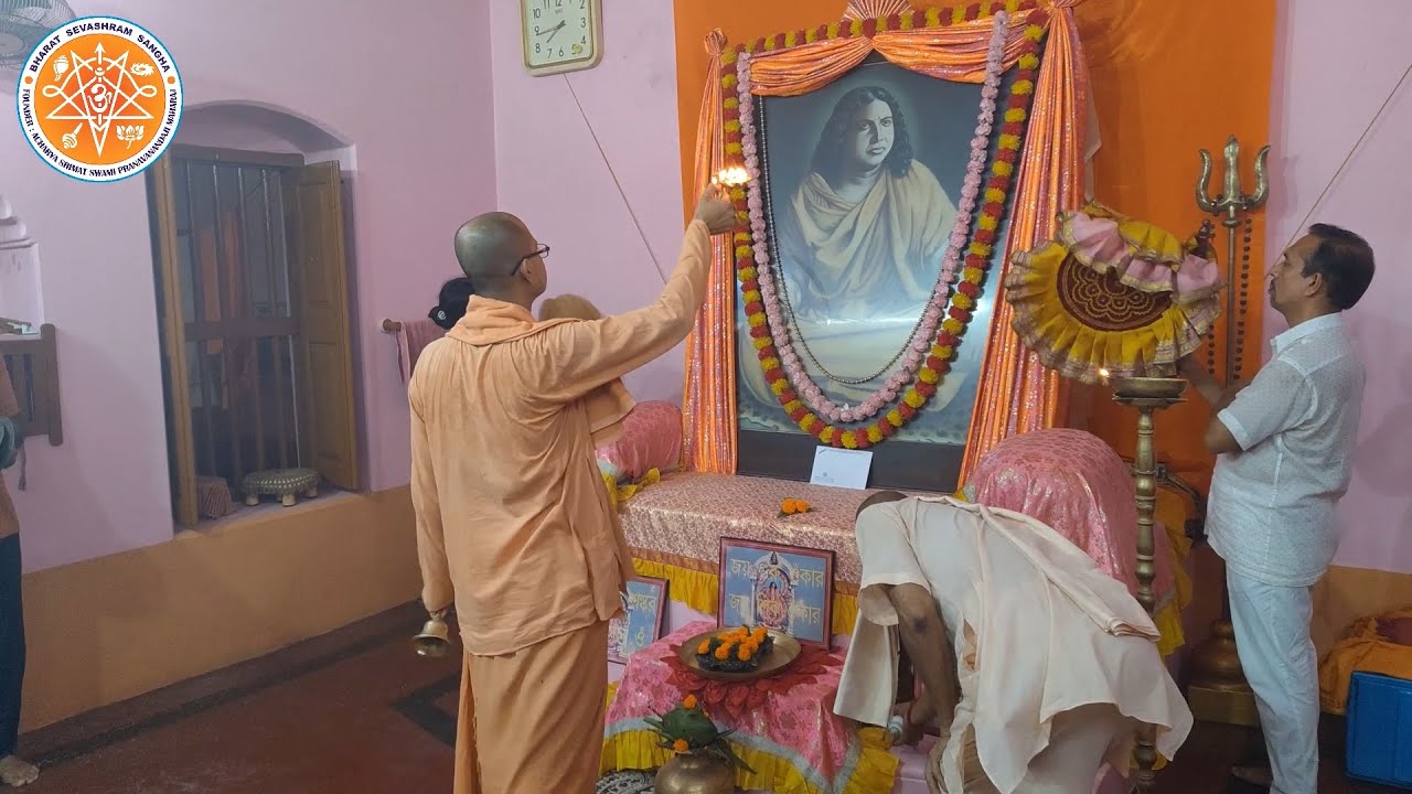 Sandhya Aarati Sri Sri Guru Maharaj at Puri Ashram - YouTube