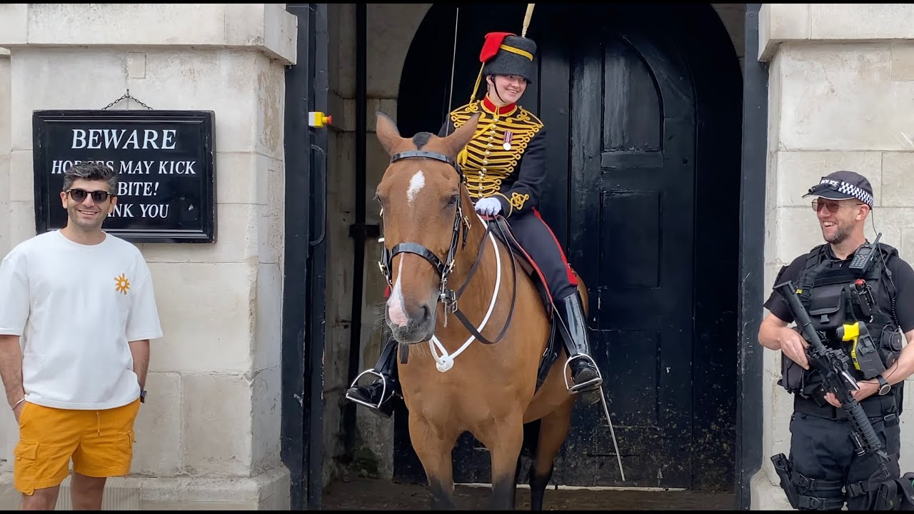 Great Teamwork!! Armed Officer makes the Female King's Guard smile ...