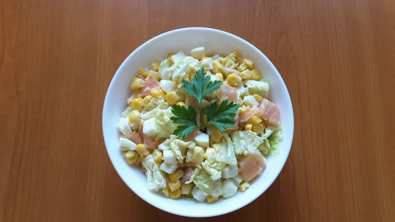 Smoked salmon salad. Salată cu somon afumat. Салат с копчёной сёмгой ...