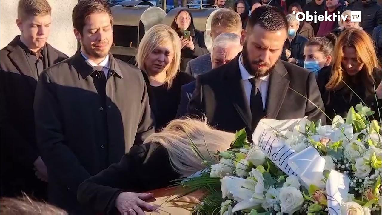 Poslednji pozdrav porodice i povorka na sahrani Marinka rokvića - YouTube