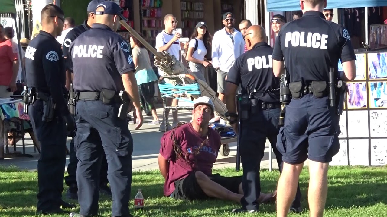 POLICE LAPD HANDCUFF MAN AND LET HIM GO VENICE BEACH CALIF AUG 1, 2019 ...