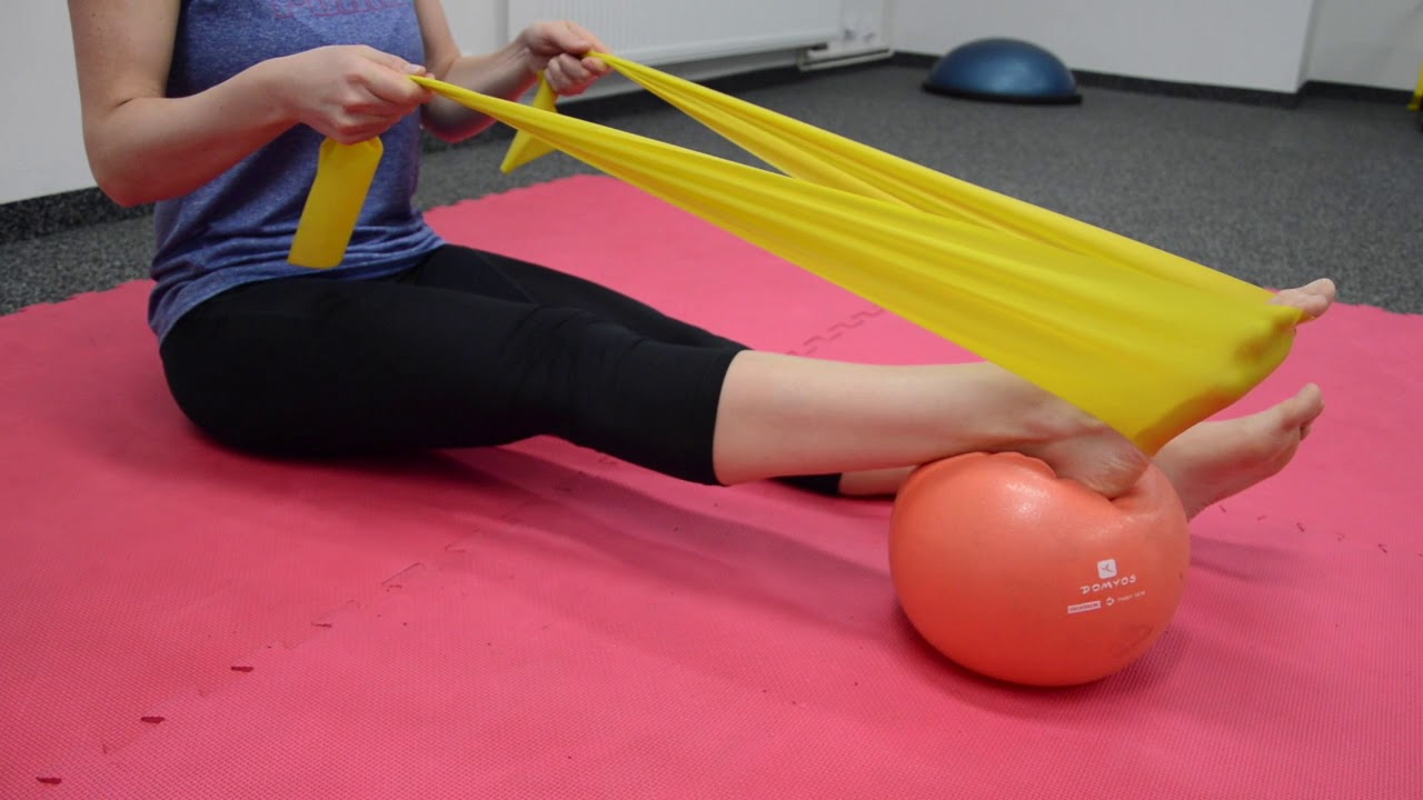 5 – flexe a extenze v koleni s overballem a posilovací gumou - YouTube