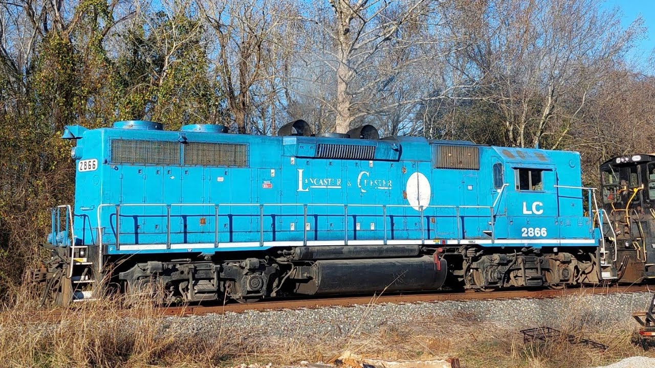 L&C train in Lancaster SC with locomotive 2866 in the lead LHF 12/27/22 ...