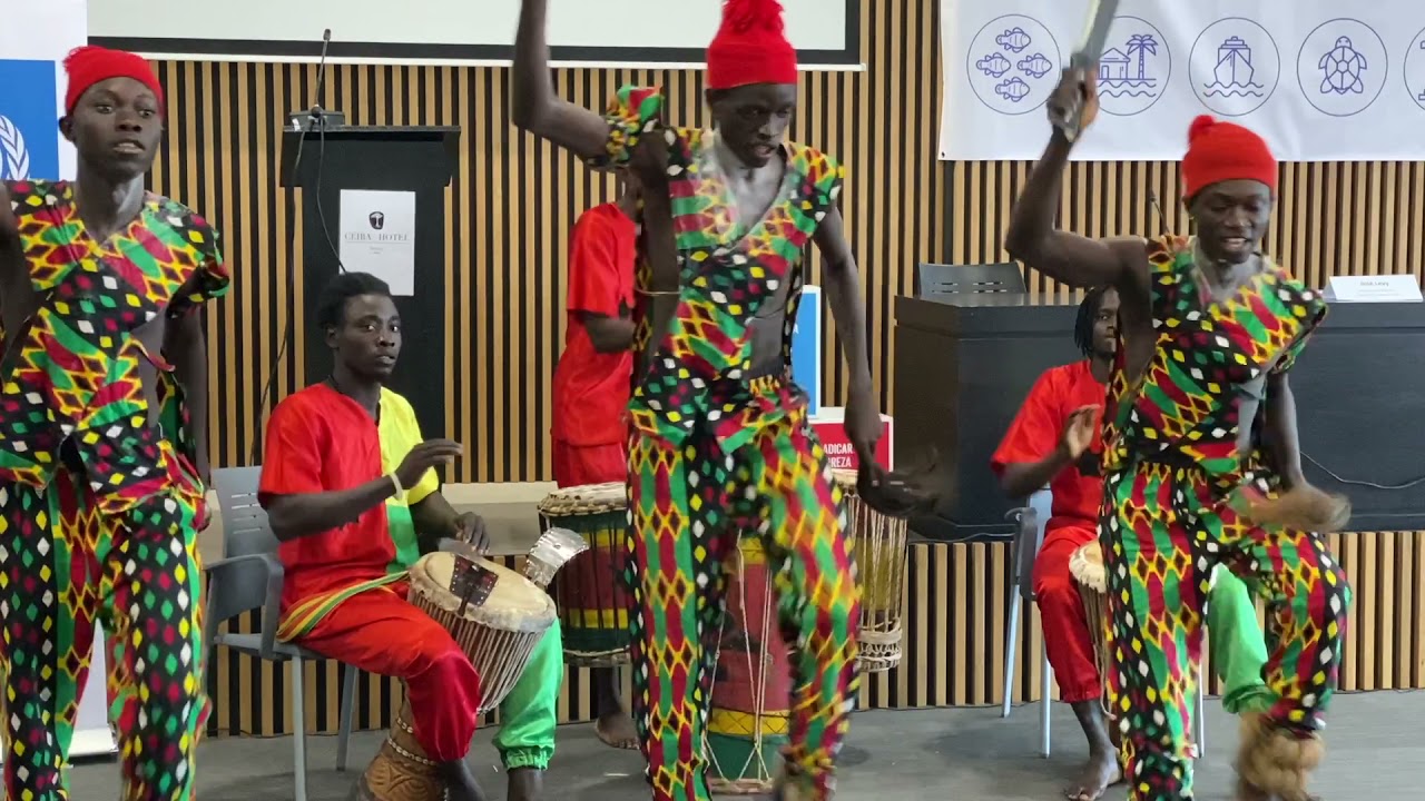 The African Dance in Guinea-Bissau - YouTube