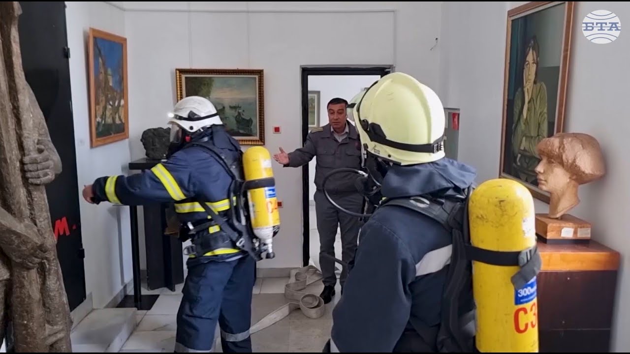 Огнеборци загасиха симулиран пожар в Художествената галерия в Силистра