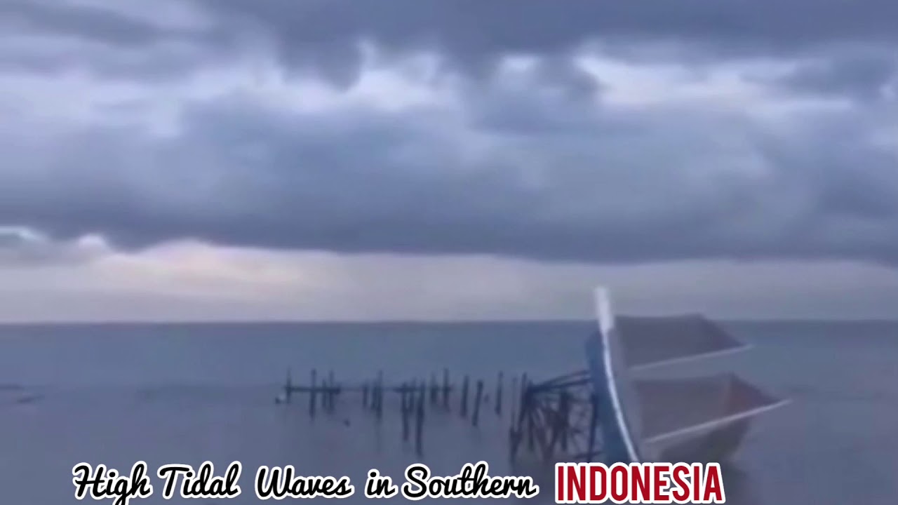 High Tidal waves in Indonesia - YouTube