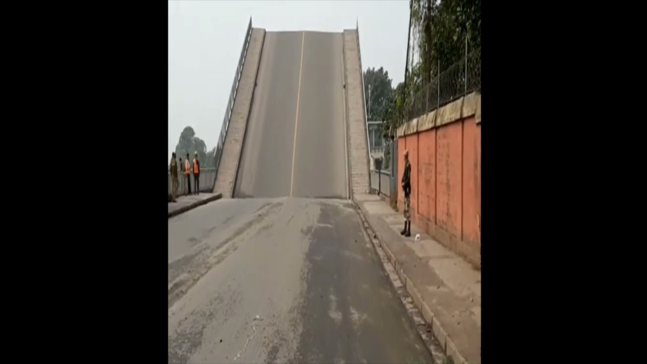 Folded Bridge at Kidderpore, Kolkata - for movement of ships #Shorts ...