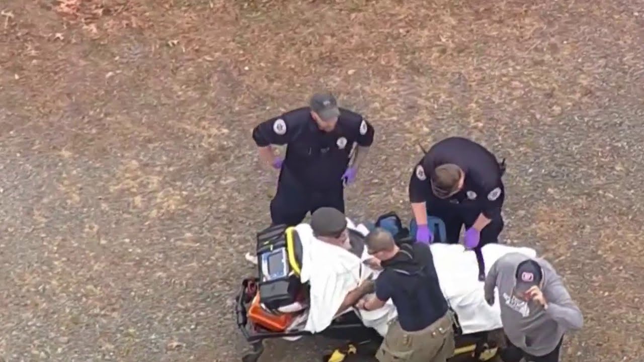Rescatan a un hombre que quedó atascado en lodo - YouTube