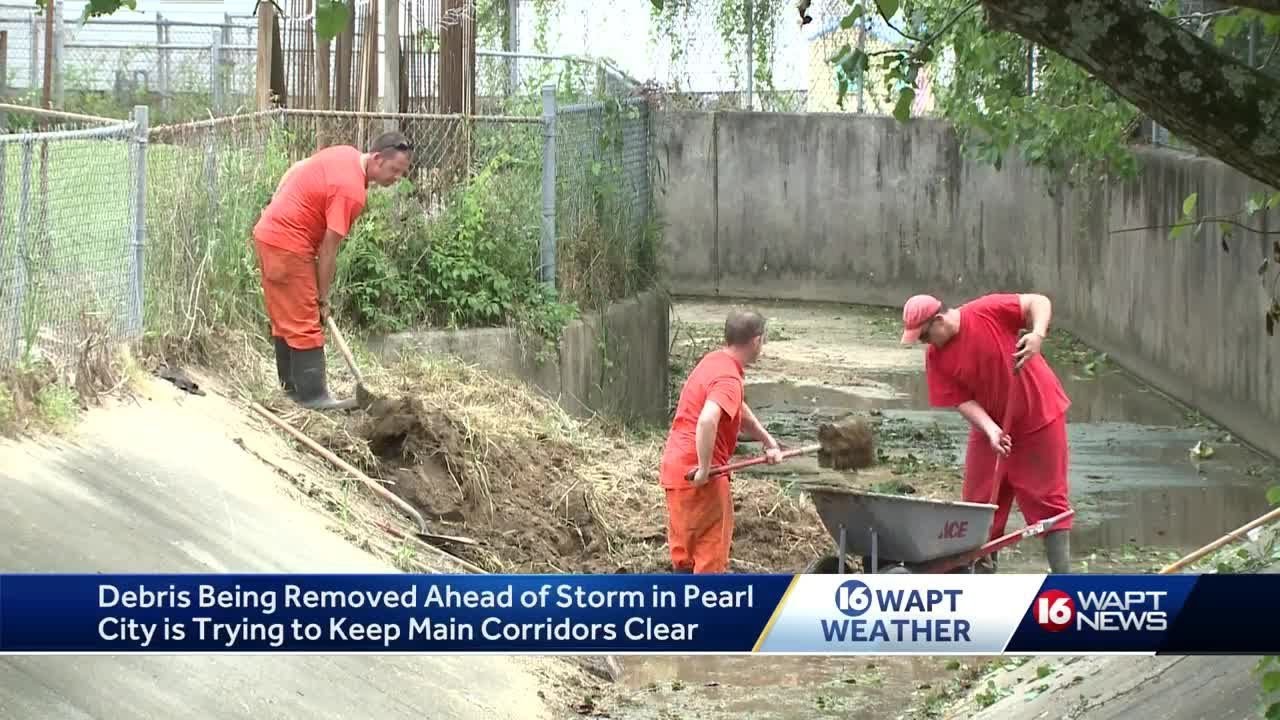 Pearl crews clear drainage ditches of debris ahead of storms - YouTube