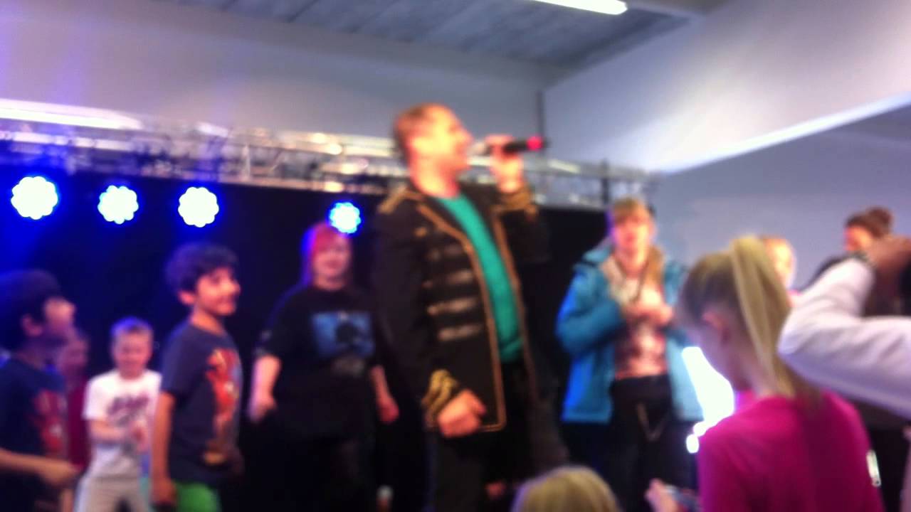 Pierre och pappa ser på Markoolio på Appelskogs bil avsnitt 3 - YouTube