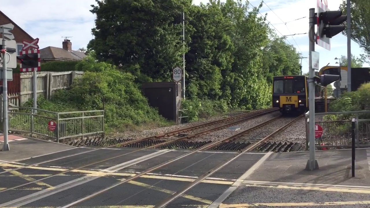 Howdon Station Level Crossing (Tyne & Wear) Sunday 20.05.2018 - YouTube