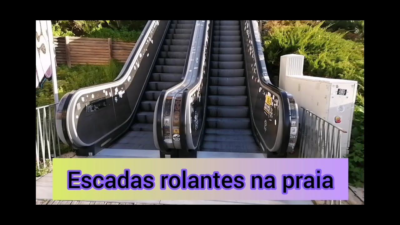 Vista panorâmica das escadas rolantes em direção à praia em Albufeira ...