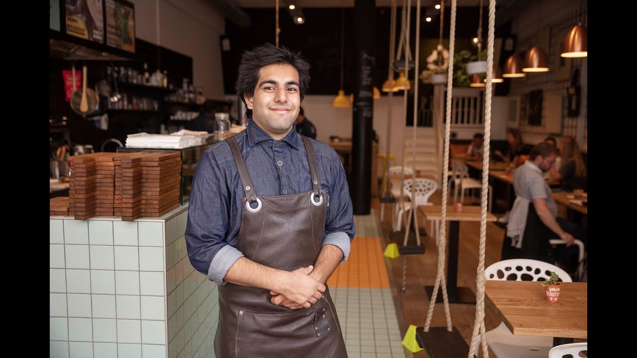 Horecamedewerker Michael hield zich tijdens de coronacrisis sterk - YouTube