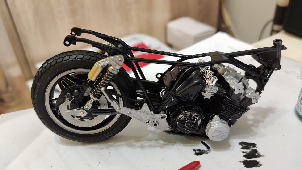 Что внутри коробки. Сборная модель Suzuki GSX1100S Katana 'Custom Tuned ...