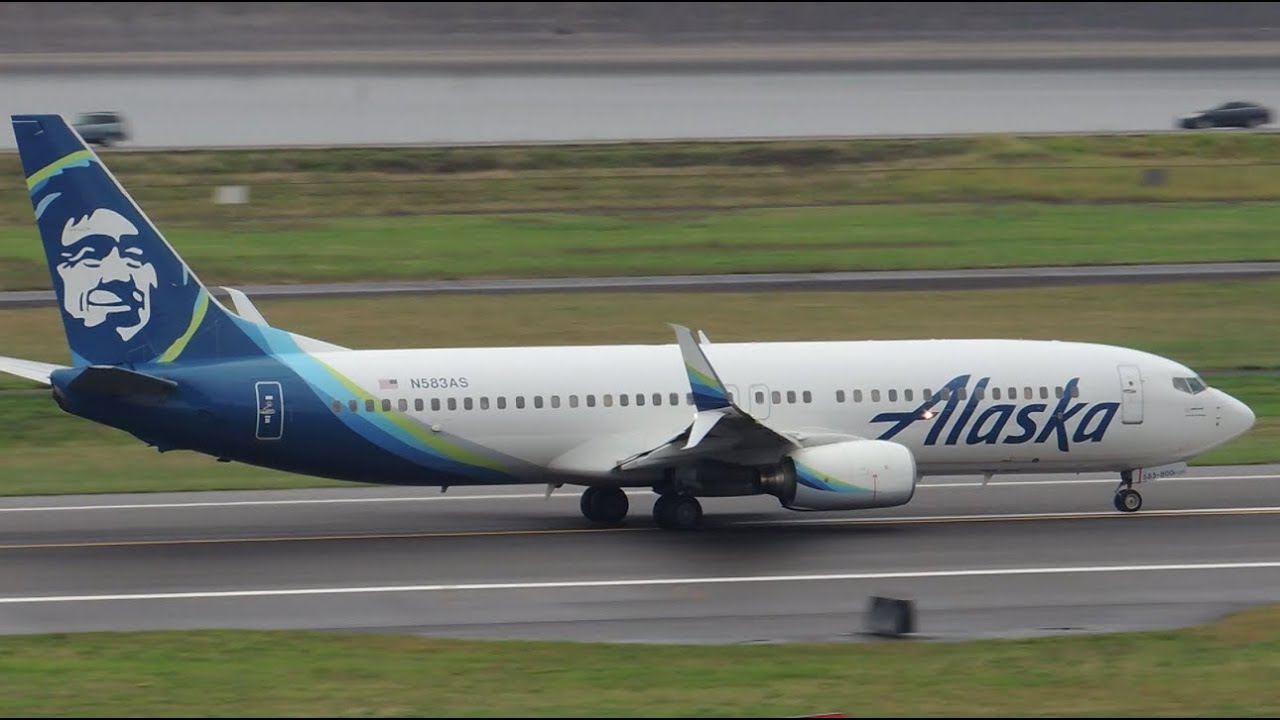 Alaska Airlines Boeing 737-800 [N583AS] takeoff from PDX - YouTube
