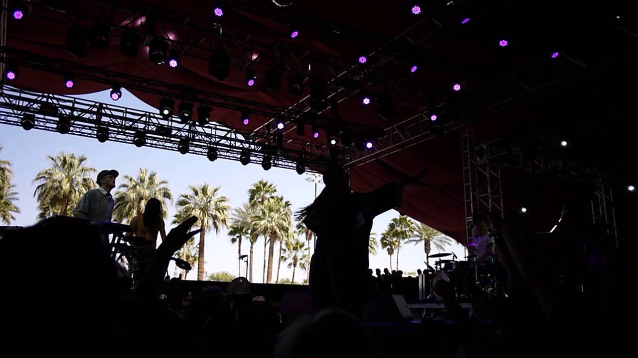 MØ and Elliphant One More Live at Coachella 2015 - YouTube
