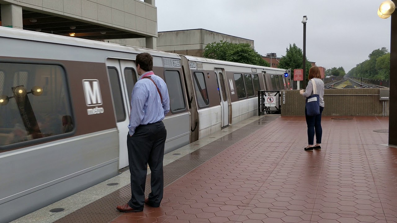 WMATA 6000 Series (Alstom) Train arriving at Twinbrook Metro Station ...