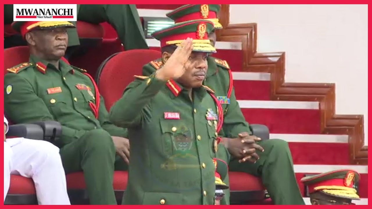 Tazama shangwe la Wabunge kwa Mkuu wa Majeshi, CDF Mkunda - YouTube