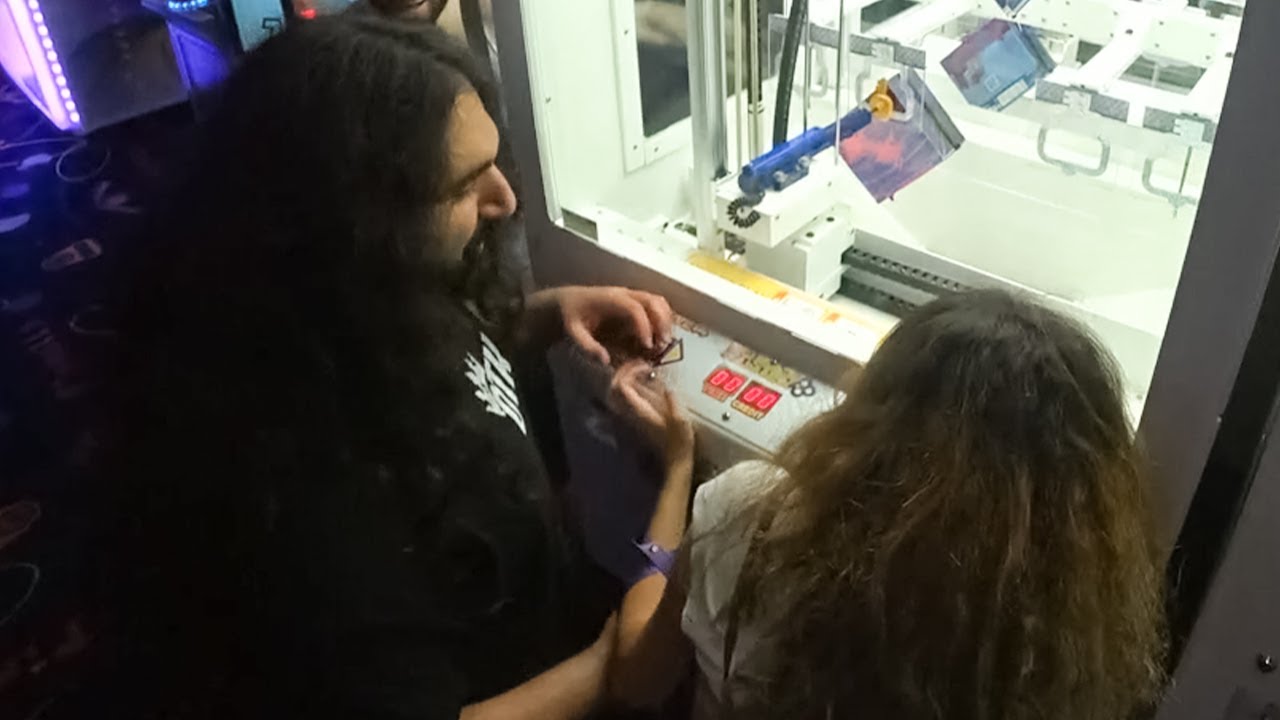Bonnie and Esfand fight over a prize - YouTube
