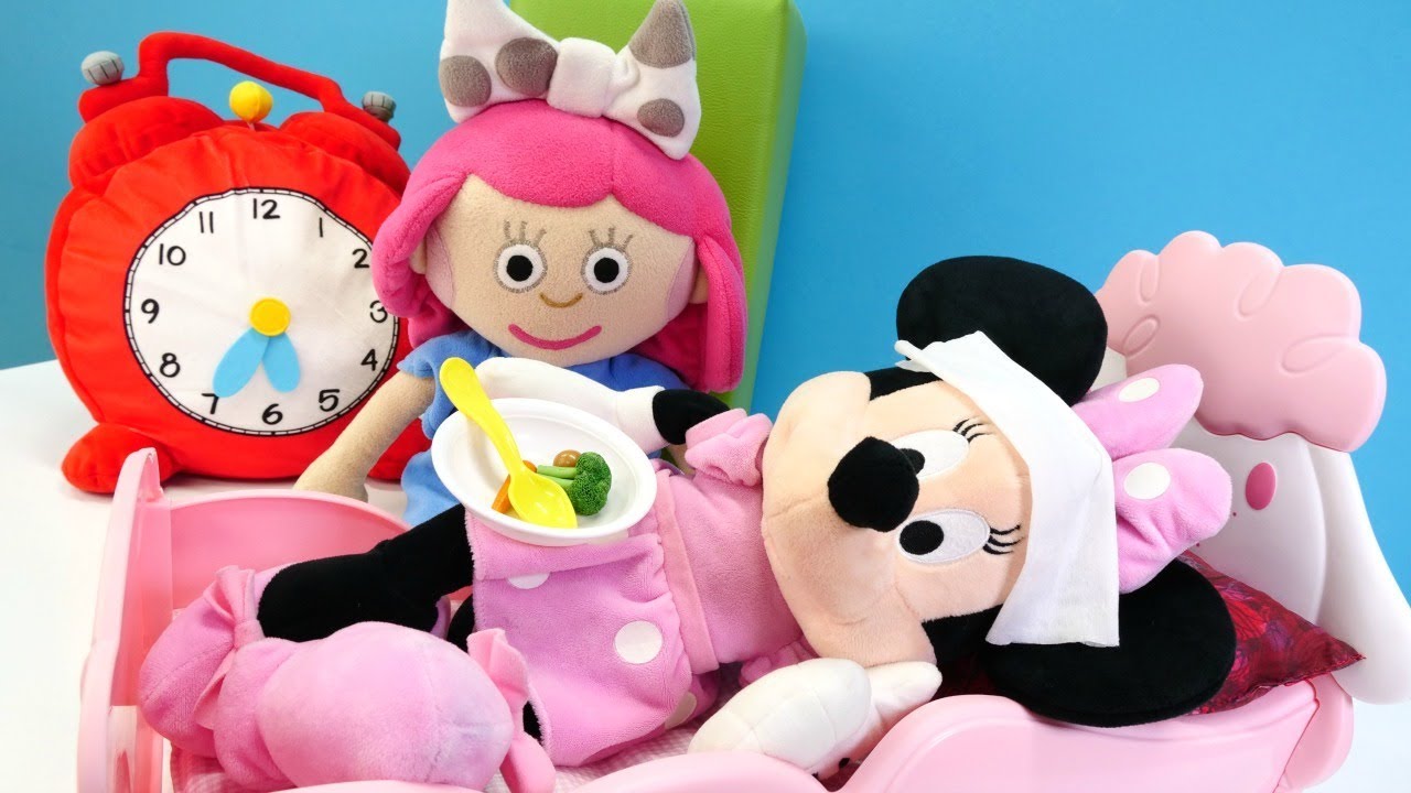 Çocuk videosu. Minnie Mouse rahatsızlanmış. Smarta bakım yapıyor - YouTube